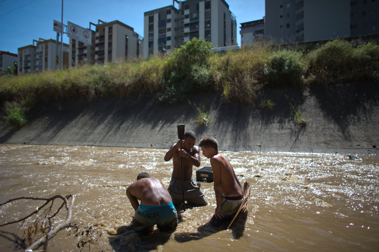 Venezolanos recurren a buscar chatarra en un río - El Diario NTR | NTR ...