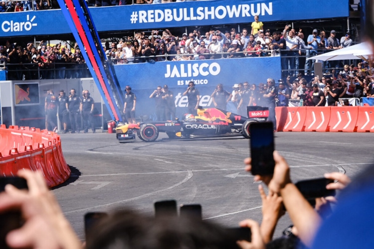 Asisten 130 mil personas a Red Bull Show Run de 'Checo' Pérez | NTR ...
