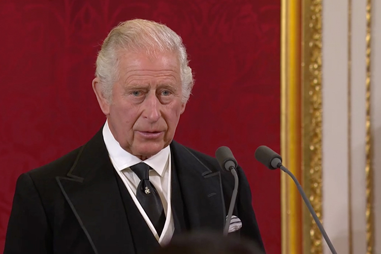 Asciende al trono Carlos III, en busca de superar el legado de su madre ...