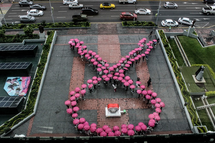 Rectoría de la UdeG se pinta de rosa con listón humano - El Diario NTR ...