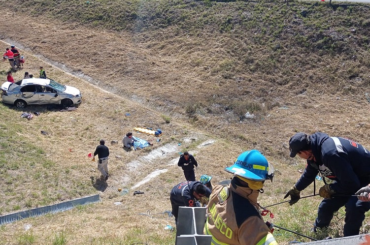 Volcadura en carretera Lagos de Moreno deja saldo de una niña muerta | NTR Guadalajara
