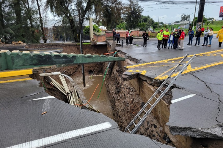 López Mateos amanece con mega socavón - El Diario NTR | NTR Guadalajara