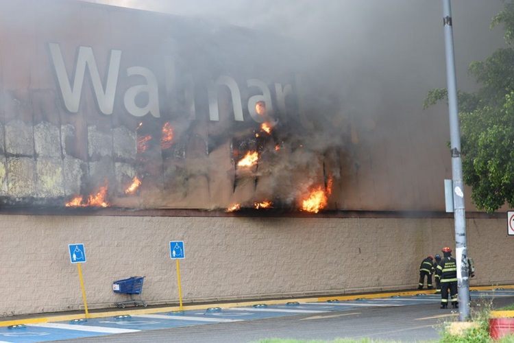 Advierten riesgo de colapso de Walmart que se incendió - El Diario NTR ...
