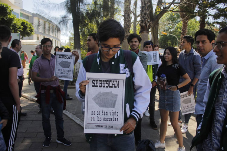 Estudiantes se manifiestan por falta de transvales | NTR Guadalajara