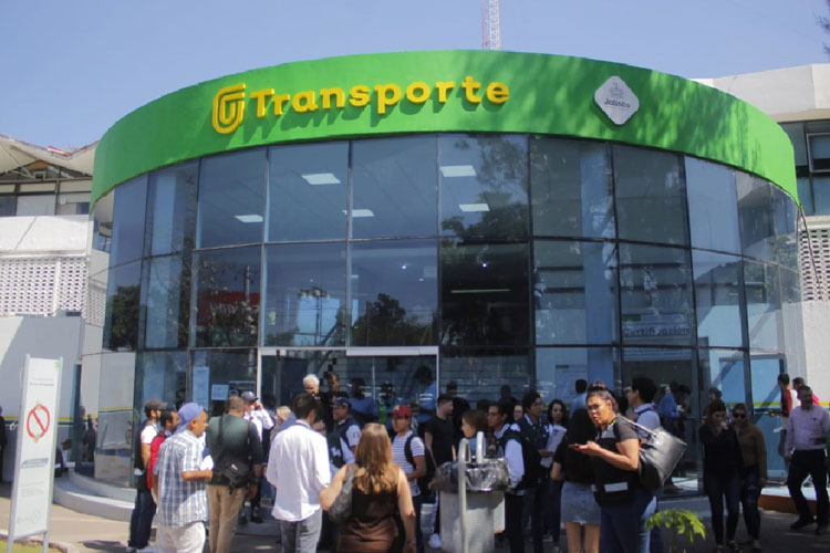 Estudiantes se manifiestan por falta de transvales | NTR Guadalajara